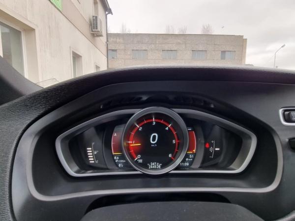 White Volvo V40 2014 in Riga, with an engine capacity of 2.00 L and mileage of 244 thousand km for 8490 €, photo 10 on AUTOMOTO.COM.LV