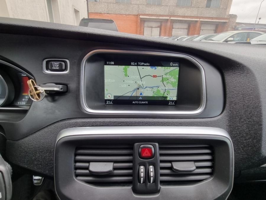 White Volvo V40 2014 in Riga, with an engine capacity of 2.00 L and mileage of 244 thousand km for 8490 €, photo 12 on AUTOMOTO.COM.LV