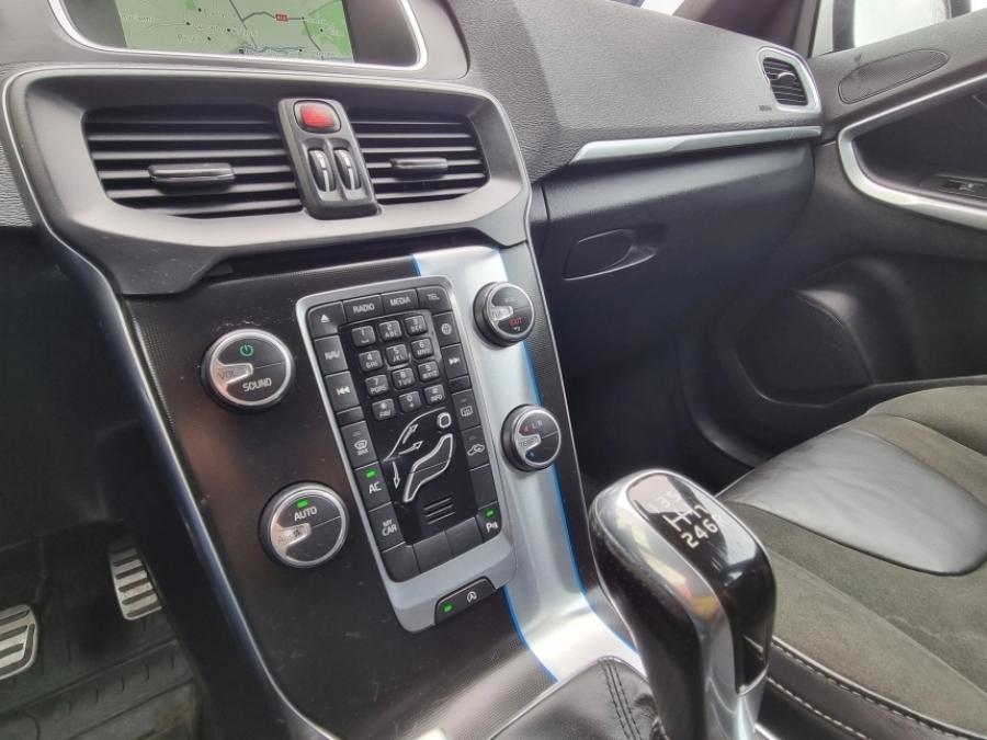 White Volvo V40 2014 in Riga, with an engine capacity of 2.00 L and mileage of 244 thousand km for 8490 €, photo 13 on AUTOMOTO.COM.LV