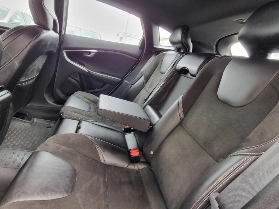 White Volvo V40 2014 in Riga, with an engine capacity of 2.00 L and mileage of 244 thousand km for 8490 €, photo 16 on AUTOMOTO.COM.LV