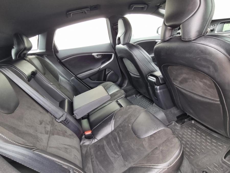 White Volvo V40 2014 in Riga, with an engine capacity of 2.00 L and mileage of 244 thousand km for 8490 €, photo 17 on AUTOMOTO.COM.LV