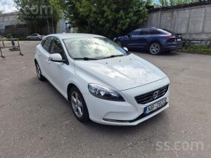 White Volvo V40 2014 in Riga, with an engine capacity of 2.00 L and mileage of 292 thousand km for 5490 €, photo 3 on AUTOMOTO.COM.LV