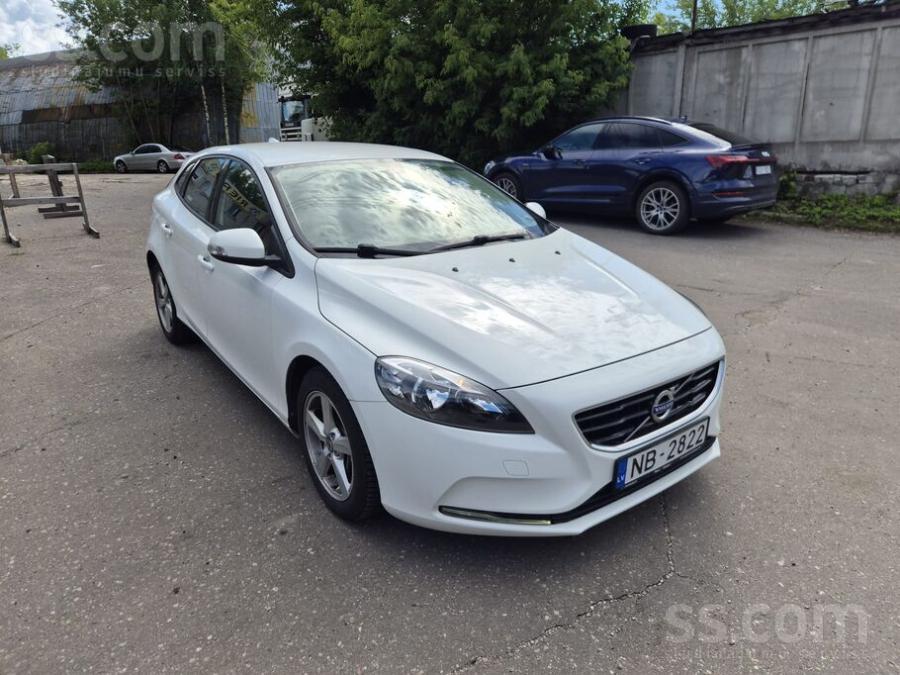 White Volvo V40 2014 in Riga, with an engine capacity of 2.00 L and mileage of 292 thousand km for 5490 €, photo 3 on AUTOMOTO.COM.LV