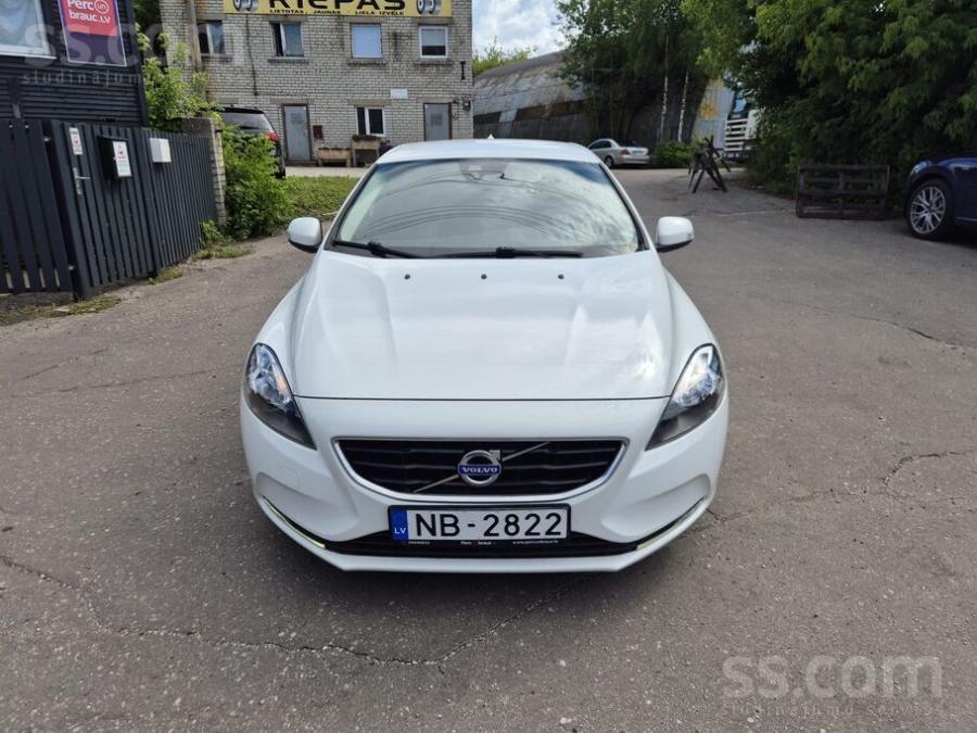 White Volvo V40 2014 in Riga, with an engine capacity of 2.00 L and mileage of 292 thousand km for 5490 €, photo 4 on AUTOMOTO.COM.LV