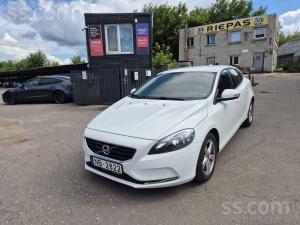 White Volvo V40 2014 in Riga, with an engine capacity of 2.00 L and mileage of 292 thousand km for 5490 €, photo 5 on AUTOMOTO.COM.LV
