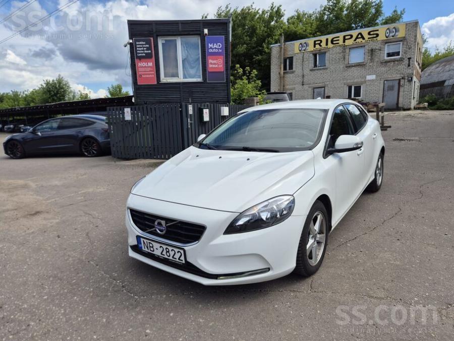 White Volvo V40 2014 in Riga, with an engine capacity of 2.00 L and mileage of 292 thousand km for 5490 €, photo 5 on AUTOMOTO.COM.LV