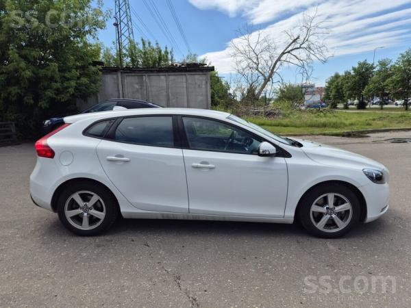 Balts Volvo V40 2014 Rīga, ar dzinēja tilpumu 2.00 L un nobraukumu 292 tūkst. km par 5490 €, foto 5 vietnē AUTOMOTO.COM.LV