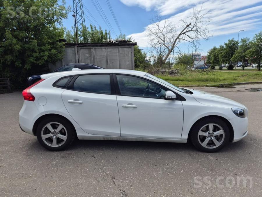 White Volvo V40 2014 in Riga, with an engine capacity of 2.00 L and mileage of 292 thousand km for 5490 €, photo 6 on AUTOMOTO.COM.LV