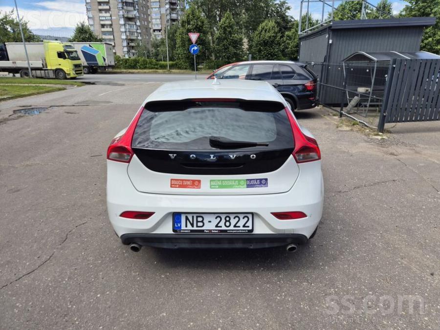 White Volvo V40 2014 in Riga, with an engine capacity of 2.00 L and mileage of 292 thousand km for 5490 €, photo 8 on AUTOMOTO.COM.LV