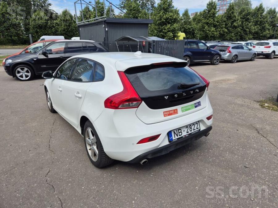 White Volvo V40 2014 in Riga, with an engine capacity of 2.00 L and mileage of 292 thousand km for 5490 €, photo 9 on AUTOMOTO.COM.LV