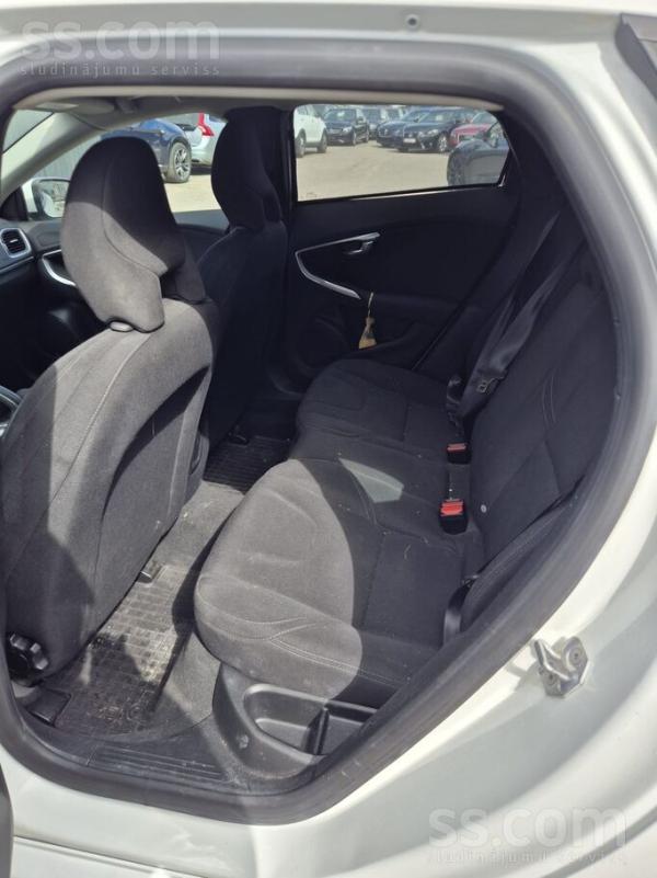 Balts Volvo V40 2014 Rīga, ar dzinēja tilpumu 2.00 L un nobraukumu 292 tūkst. km par 5490 €, foto 10 vietnē AUTOMOTO.COM.LV