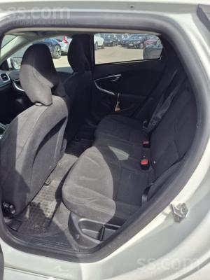 White Volvo V40 2014 in Riga, with an engine capacity of 2.00 L and mileage of 292 thousand km for 5490 €, photo 11 on AUTOMOTO.COM.LV