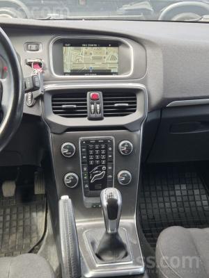 White Volvo V40 2014 in Riga, with an engine capacity of 2.00 L and mileage of 292 thousand km for 5490 €, photo 13 on AUTOMOTO.COM.LV