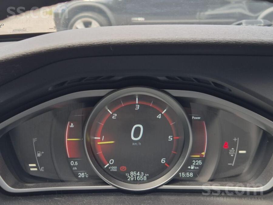 White Volvo V40 2014 in Riga, with an engine capacity of 2.00 L and mileage of 292 thousand km for 5490 €, photo 14 on AUTOMOTO.COM.LV