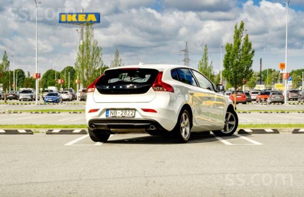 Белый Вольво В40 2014 в Рига, объемом двигателя 2.00 л и пробегом 292 тыс. км за 5490 €, фото 6 на AUTOMOTO.COM.LV