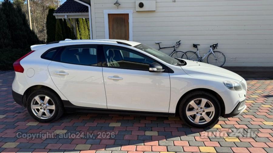 White Volvo V40 2015 in Tallinn, with an engine capacity of 2.00 L and mileage of 214 thousand km for 10500 €, photo 1 on AUTOMOTO.COM.LV