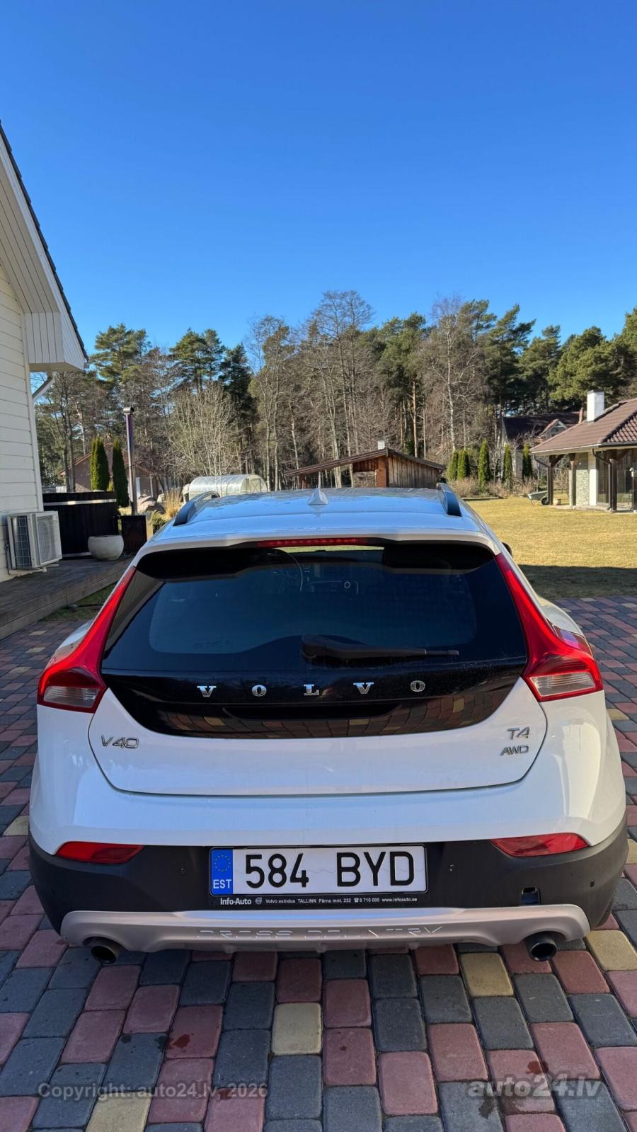 White Volvo V40 2015 in Tallinn, with an engine capacity of 2.00 L and mileage of 214 thousand km for 10500 €, photo 2 on AUTOMOTO.COM.LV