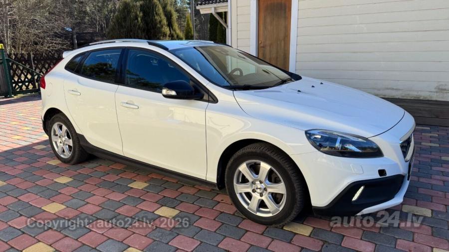 White Volvo V40 2015 in Tallinn, with an engine capacity of 2.00 L and mileage of 214 thousand km for 10500 €, photo 3 on AUTOMOTO.COM.LV