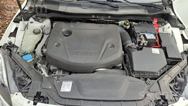 White Volvo V40 2015 in Rezekne, with an engine capacity of 2.00 L and mileage of 246 thousand km for 7900 €, photo 6 on AUTOMOTO.COM.LV