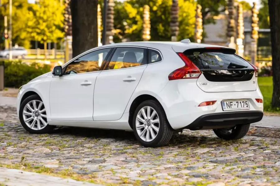 Balts Volvo V40 2015 Jelgava, ar dzinēja tilpumu 2.00 L un nobraukumu 181 tūkst. km par 12000 €, foto 6 vietnē AUTOMOTO.COM.LV