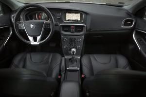 Balts Volvo V40 2015 Jelgava, ar dzinēja tilpumu 2.00 L un nobraukumu 181 tūkst. km par 12000 €, foto 7 vietnē AUTOMOTO.COM.LV