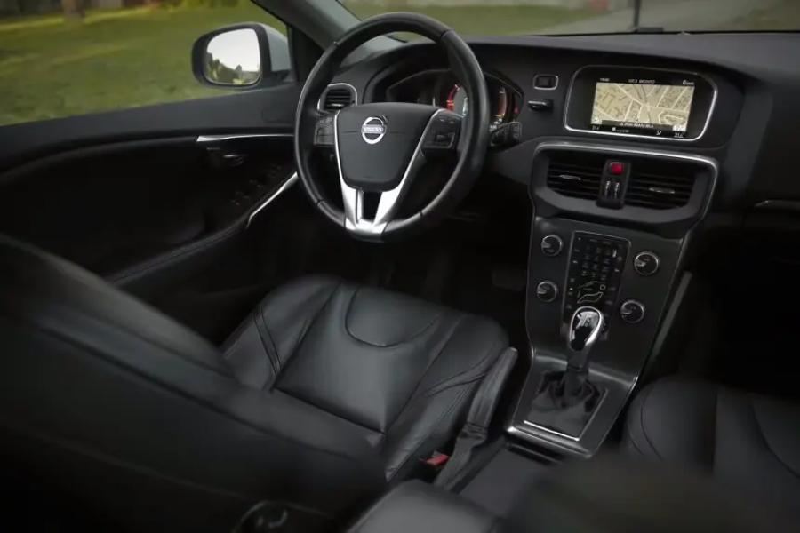 Balts Volvo V40 2015 Jelgava, ar dzinēja tilpumu 2.00 L un nobraukumu 181 tūkst. km par 12000 €, foto 8 vietnē AUTOMOTO.COM.LV