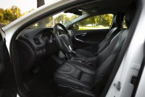 Balts Volvo V40 2015 Jelgava, ar dzinēja tilpumu 2.00 L un nobraukumu 181 tūkst. km par 12000 €, foto 9 vietnē AUTOMOTO.COM.LV