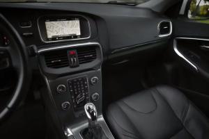 Balts Volvo V40 2015 Jelgava, ar dzinēja tilpumu 2.00 L un nobraukumu 181 tūkst. km par 12000 €, foto 10 vietnē AUTOMOTO.COM.LV