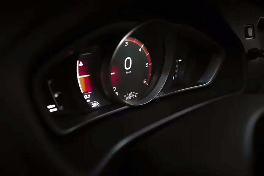 Balts Volvo V40 2015 Jelgava, ar dzinēja tilpumu 2.00 L un nobraukumu 181 tūkst. km par 12000 €, foto 11 vietnē AUTOMOTO.COM.LV