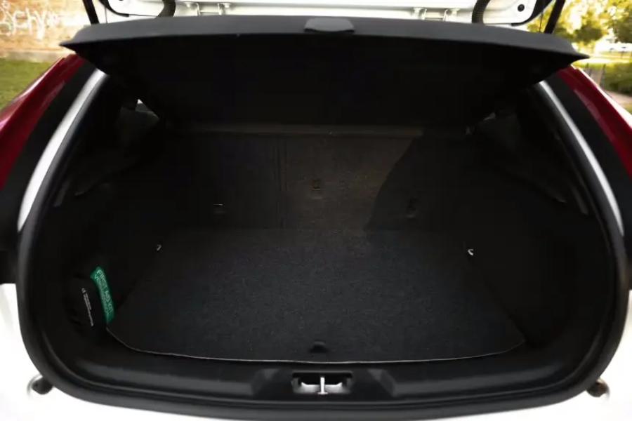 Balts Volvo V40 2015 Jelgava, ar dzinēja tilpumu 2.00 L un nobraukumu 181 tūkst. km par 12000 €, foto 15 vietnē AUTOMOTO.COM.LV