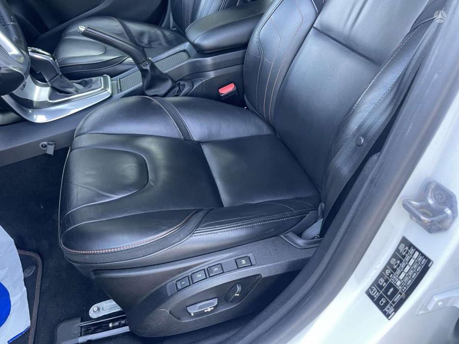Balts Volvo V40 2015 Kauņa, ar dzinēja tilpumu 1.97 L un nobraukumu 250 tūkst. km par 7750 €, foto 27 vietnē AUTOMOTO.COM.LV