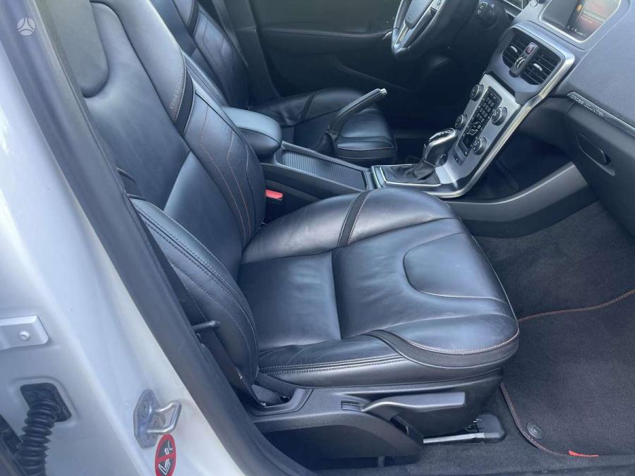 Balts Volvo V40 2015 Kauņa, ar dzinēja tilpumu 1.97 L un nobraukumu 250 tūkst. km par 7750 €, foto 32 vietnē AUTOMOTO.COM.LV