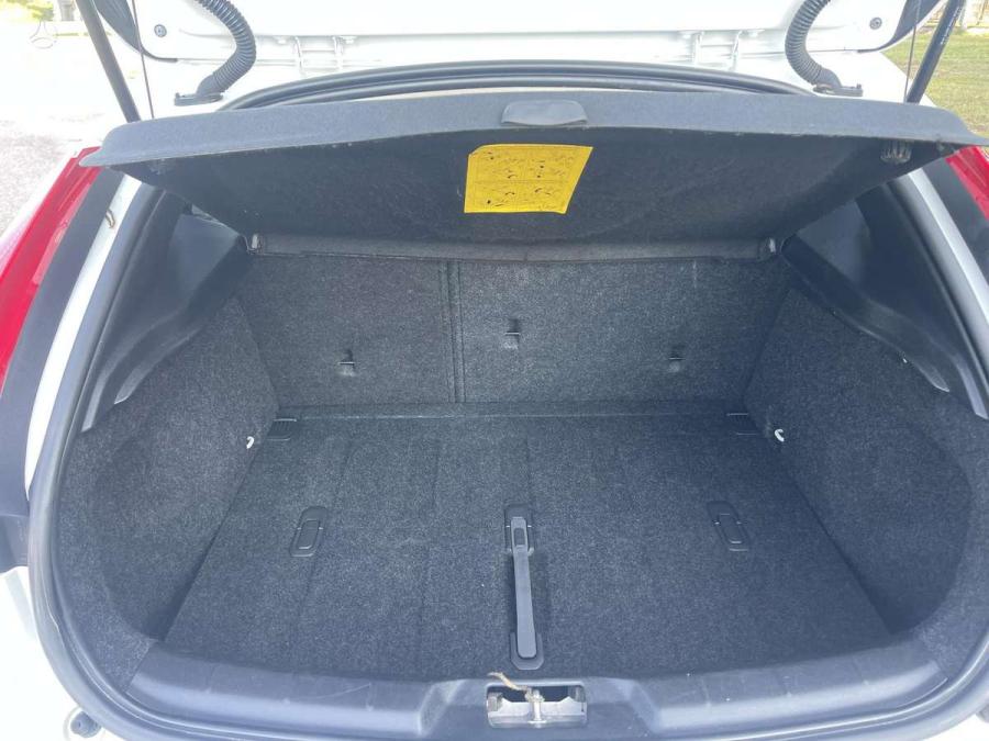 Balts Volvo V40 2015 Kauņa, ar dzinēja tilpumu 1.97 L un nobraukumu 250 tūkst. km par 7750 €, foto 36 vietnē AUTOMOTO.COM.LV