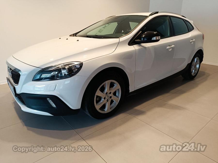 Balts Volvo V40 2018 Tallina, ar dzinēja tilpumu 1.50 L un nobraukumu 62 tūkst. km par 12990 €, foto 1 vietnē AUTOMOTO.COM.LV