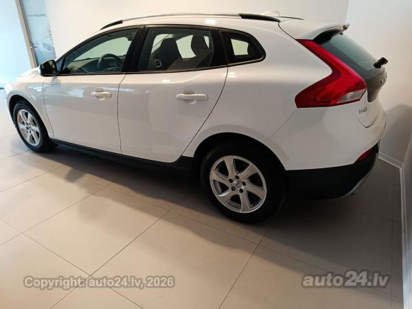 White Volvo V40 2018 in Tallinn, with an engine capacity of 1.50 L and mileage of 62 thousand km for 12990 €, photo 2 on AUTOMOTO.COM.LV
