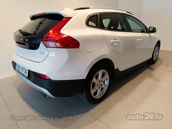 White Volvo V40 2018 in Tallinn, with an engine capacity of 1.50 L and mileage of 62 thousand km for 12990 €, photo 3 on AUTOMOTO.COM.LV