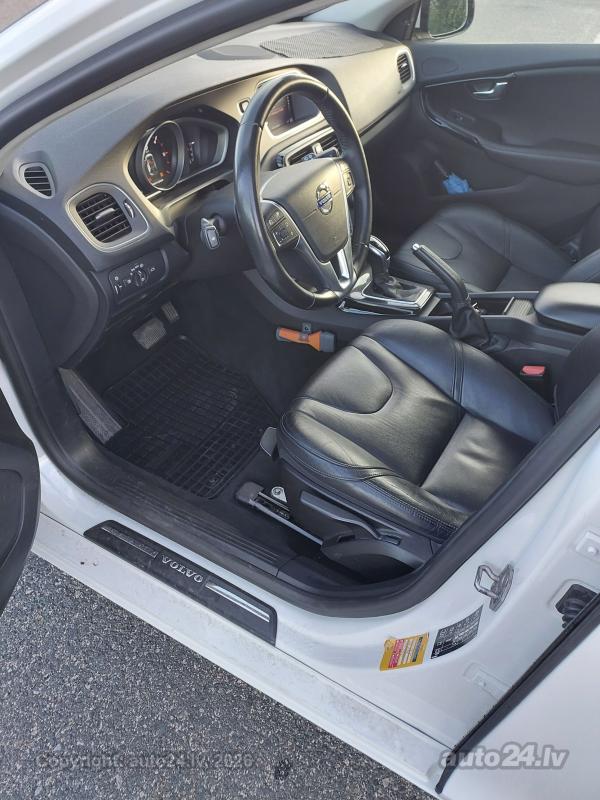 Balts Volvo V40 2018 Tallina, ar dzinēja tilpumu 2.00 L un nobraukumu 198 tūkst. km par 12800 €, foto 10 vietnē AUTOMOTO.COM.LV