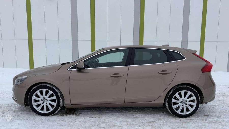 Yellow Volvo V40 2013 in Raseiniai, with an engine capacity of 1.56 L and mileage of 236 thousand km for 5999 €, photo 2 on AUTOMOTO.COM.LV