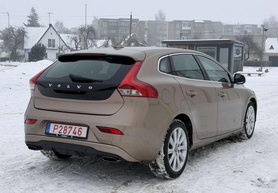 Yellow Volvo V40 2013 in Raseiniai, with an engine capacity of 1.56 L and mileage of 236 thousand km for 5999 €, photo 5 on AUTOMOTO.COM.LV