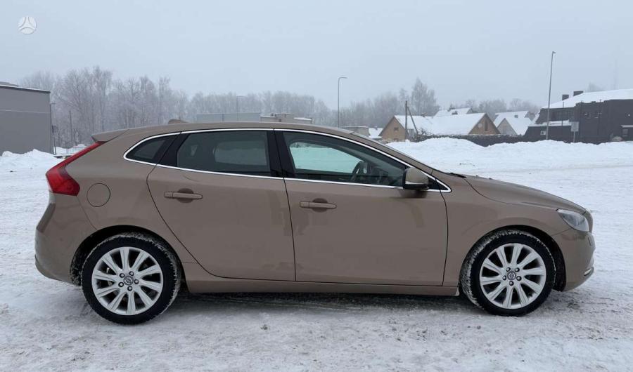 Yellow Volvo V40 2013 in Raseiniai, with an engine capacity of 1.56 L and mileage of 236 thousand km for 5999 €, photo 6 on AUTOMOTO.COM.LV