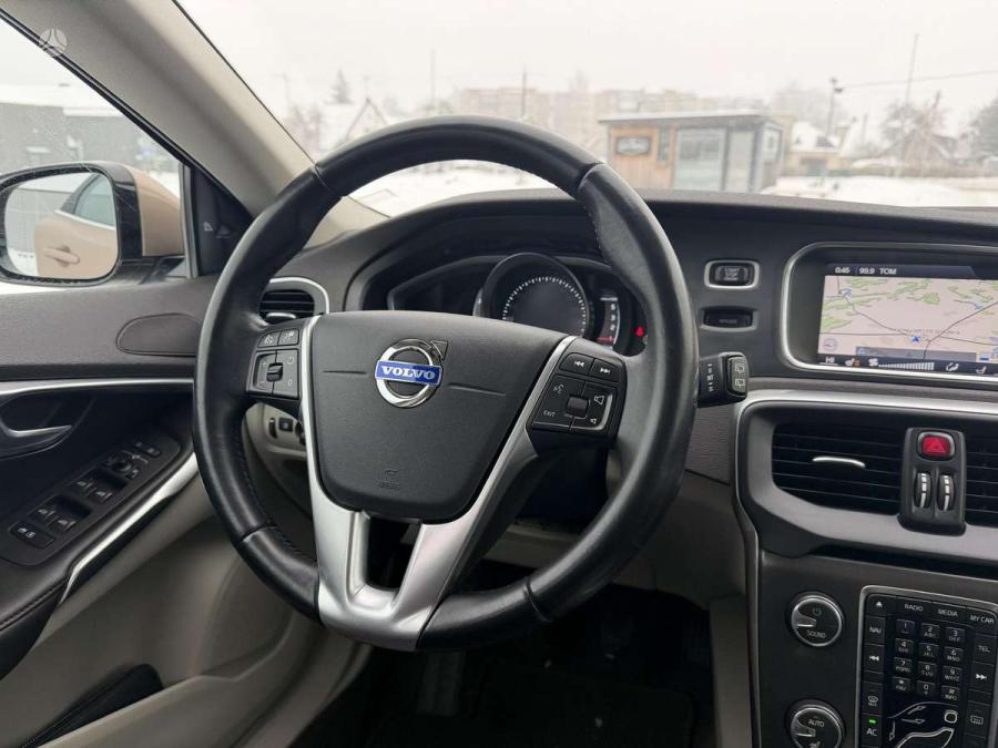 Yellow Volvo V40 2013 in Raseiniai, with an engine capacity of 1.56 L and mileage of 236 thousand km for 5999 €, photo 24 on AUTOMOTO.COM.LV