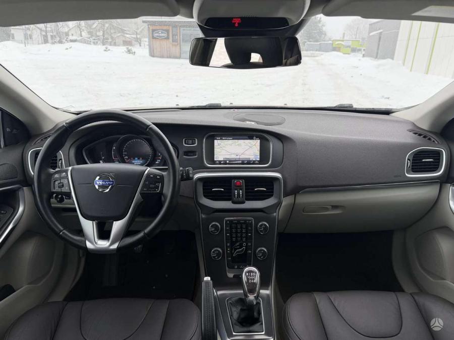 Yellow Volvo V40 2013 in Raseiniai, with an engine capacity of 1.56 L and mileage of 236 thousand km for 5999 €, photo 25 on AUTOMOTO.COM.LV