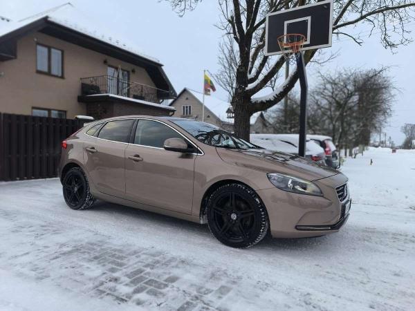Yellow Volvo V40 2015 in Vilnius, with an engine capacity of 1.96 L and mileage of 123 thousand km for 9350 €, photo 1 on AUTOMOTO.COM.LV
