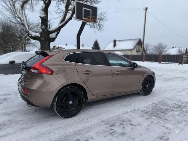 Yellow Volvo V40 2015 in Vilnius, with an engine capacity of 1.96 L and mileage of 123 thousand km for 9350 €, photo 2 on AUTOMOTO.COM.LV