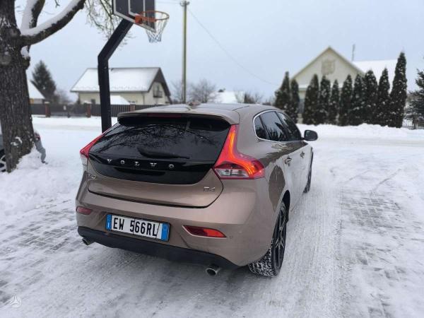 Yellow Volvo V40 2015 in Vilnius, with an engine capacity of 1.96 L and mileage of 123 thousand km for 9350 €, photo 3 on AUTOMOTO.COM.LV