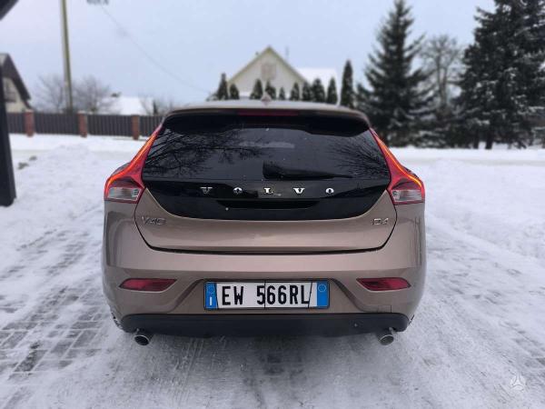 Yellow Volvo V40 2015 in Vilnius, with an engine capacity of 1.96 L and mileage of 123 thousand km for 9350 €, photo 4 on AUTOMOTO.COM.LV