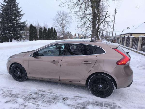 Yellow Volvo V40 2015 in Vilnius, with an engine capacity of 1.96 L and mileage of 123 thousand km for 9350 €, photo 5 on AUTOMOTO.COM.LV