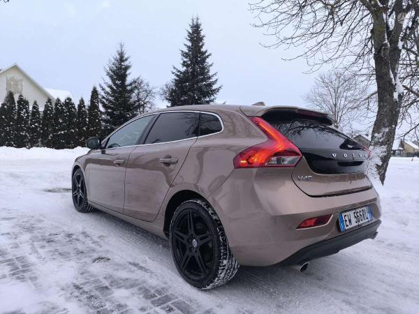 Yellow Volvo V40 2015 in Vilnius, with an engine capacity of 1.96 L and mileage of 123 thousand km for 9350 €, photo 7 on AUTOMOTO.COM.LV