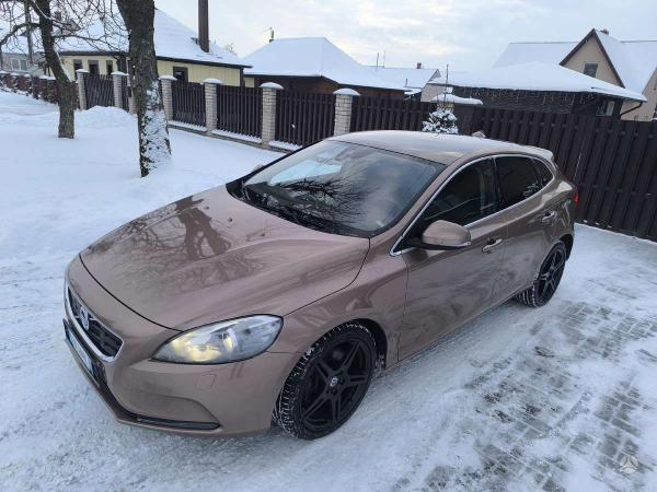 Yellow Volvo V40 2015 in Vilnius, with an engine capacity of 1.96 L and mileage of 123 thousand km for 9350 €, photo 8 on AUTOMOTO.COM.LV