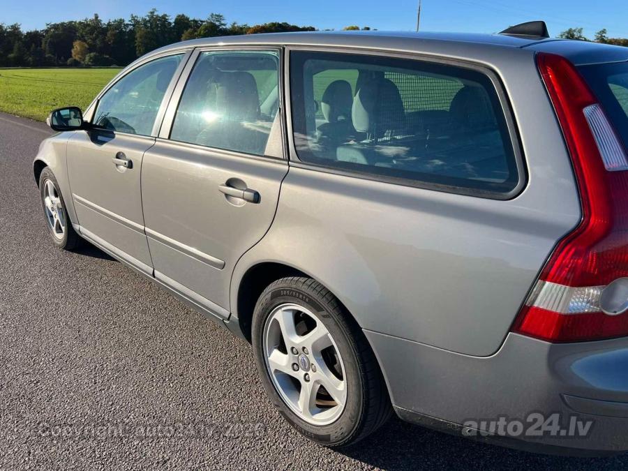 Beige Volvo V50 2006 in Narva, with an engine capacity of 2.00 L and mileage of 375 thousand km for 1999 €, photo 4 on AUTOMOTO.COM.LV